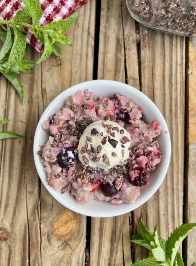 Oatmeal with Frozen Fruit is the Easy Breakfast Kids Love - Foodlets